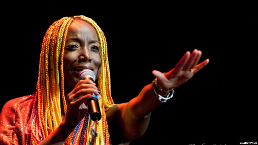 Lucrecia le canta a Celia en el teatro Apollo